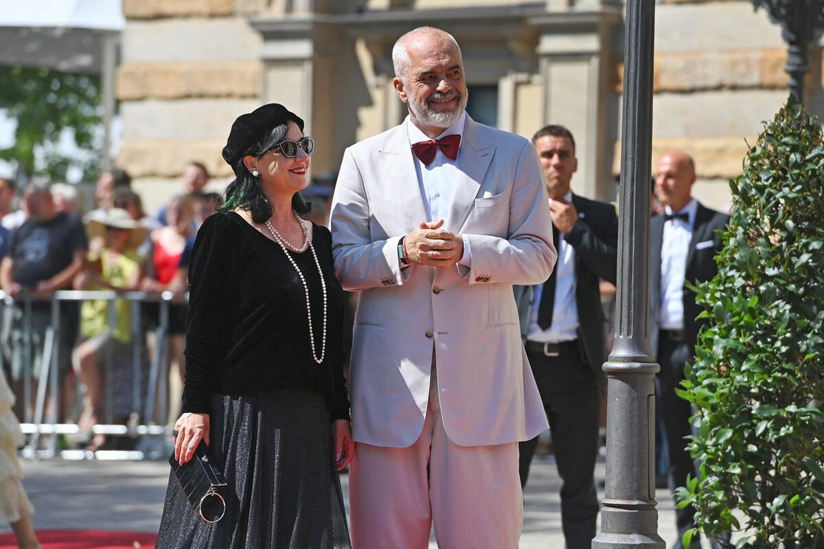 ŽENA EDIJA RAME IMA 59 GODINA I PRAVA JE DAMA: Ona je muslimanka, a ...